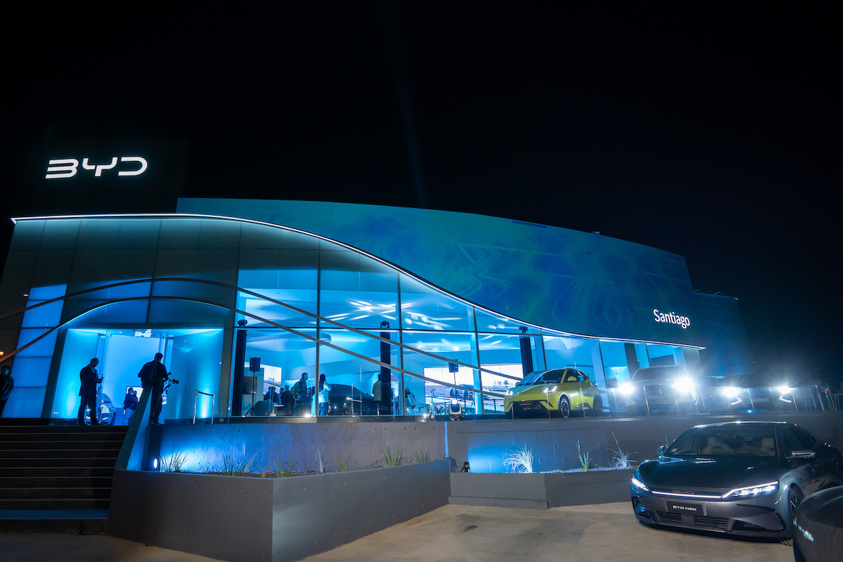 BYD inaugura su tienda de electromovilidad más icónica en Chile - AutoMujer